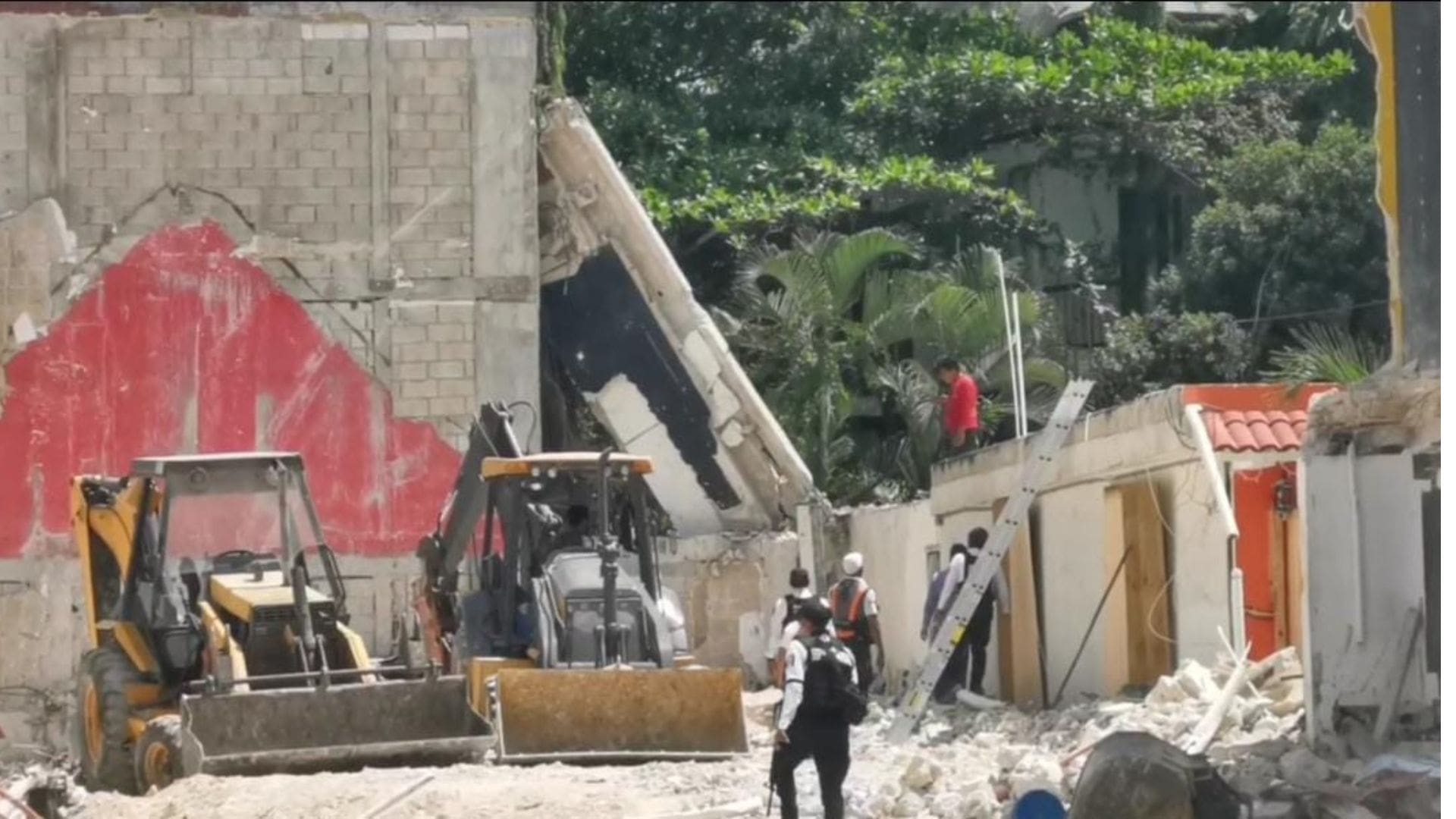 Colapso de una barda asustó a turistas en la Quinta Avenida de Playa ...