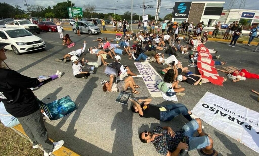 Protestan ambientalistas contra el Tren Maya en Playa del Carmen ...